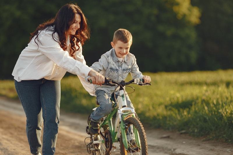 Cum sa inveti copilul sa mearga pe bicicleta si ce avantaje are mersul ...